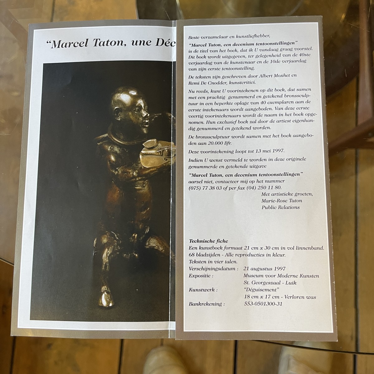 sculpture surréaliste représentant un homme déguisé en cheval réalisée ...