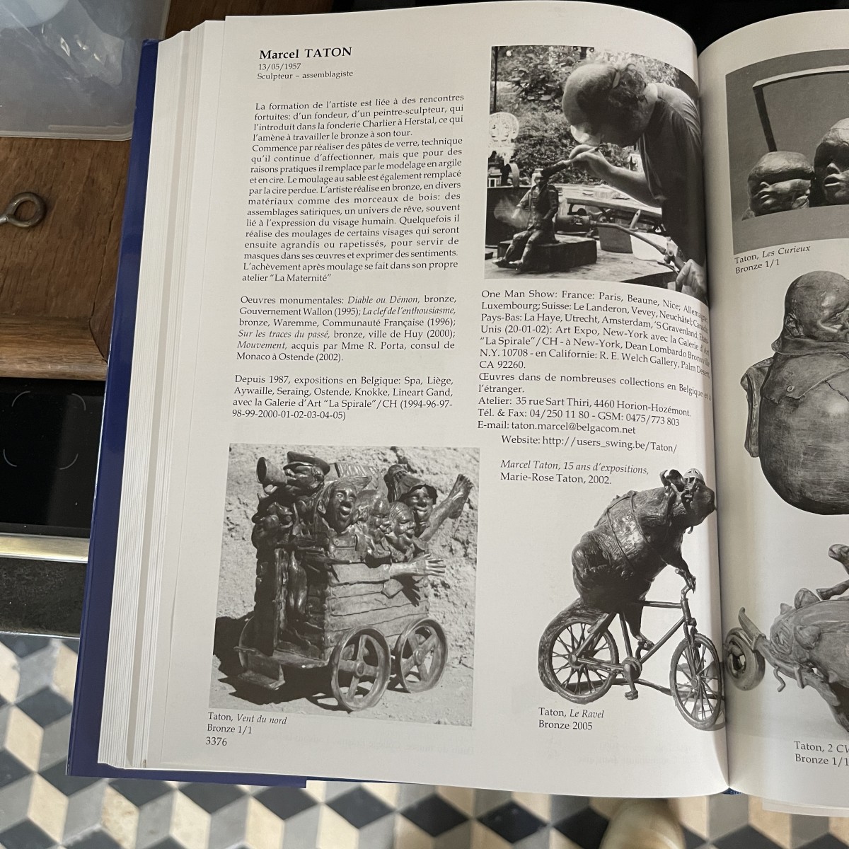 sculpture surréaliste représentant un homme déguisé en cheval réalisée ...